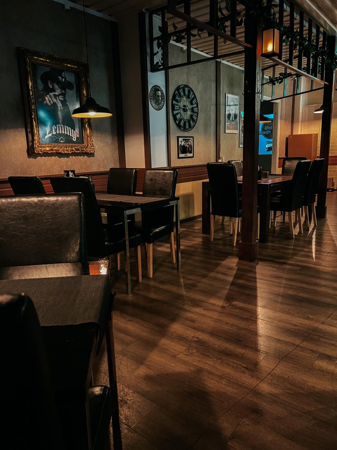 Holy Bacon – Rento ja moderni pubi, joka tarjoaa herkullista ruokaa ja ...